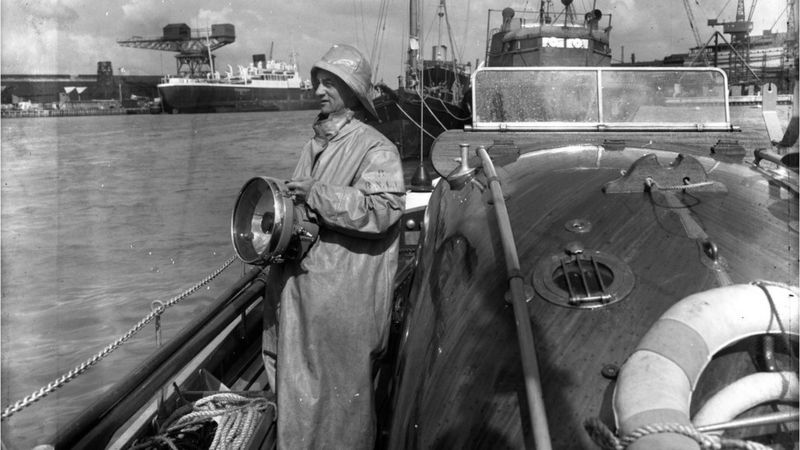 Historic lifeboat images go on show at Poole Museum - BBC News