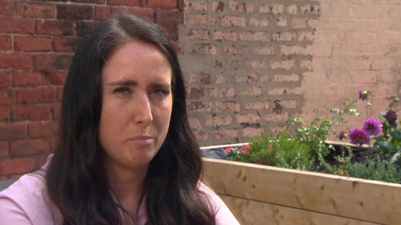 999 BSL: 'Emergency video service saved my life' - BBC News