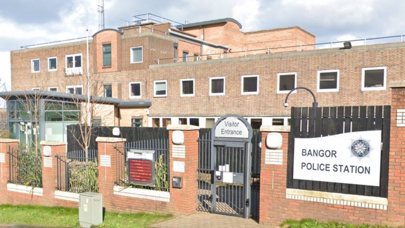 PSNI to close 11 front desks in stations - BBC News