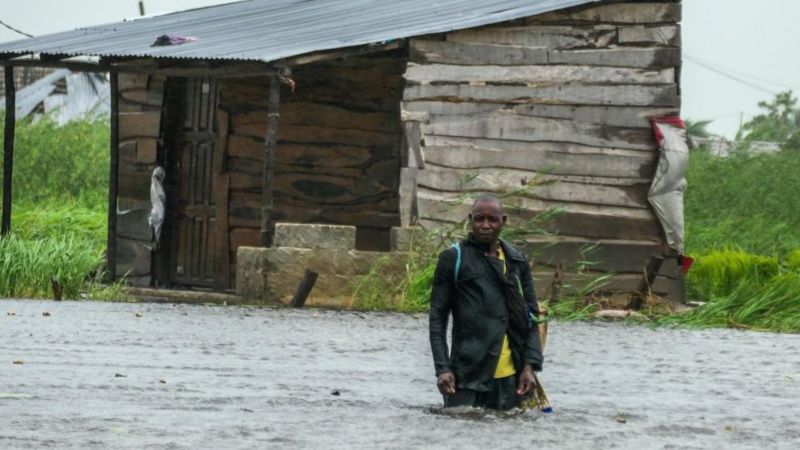 Cyclone Freddy: Winds and rain lash Mozambique as storm arrives - BBC News