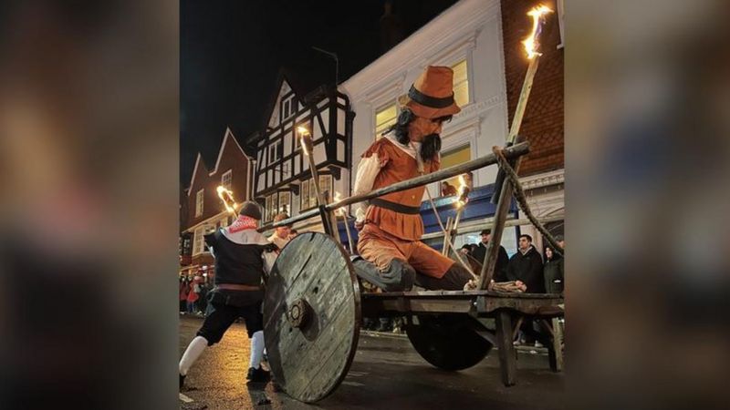 Lewes Bonfire Night: Rishi Sunak unveiled as effigy - BBC News