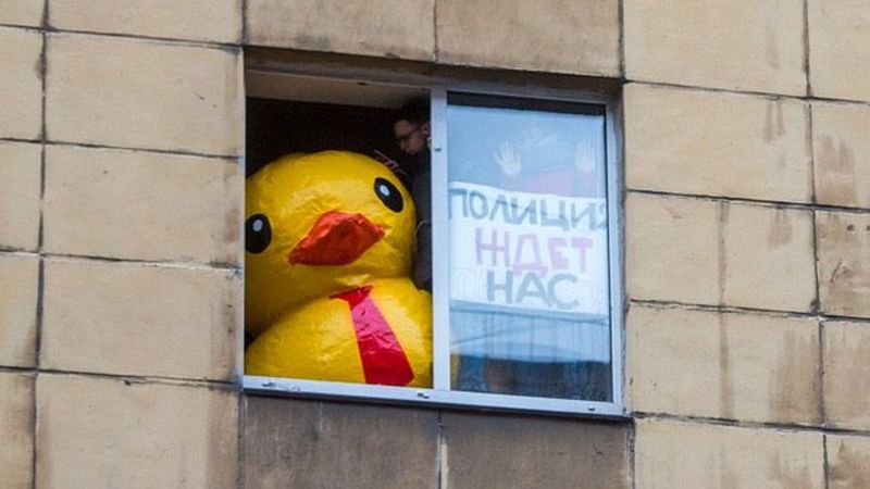 Russian activist in jail for giant duck protest - BBC News