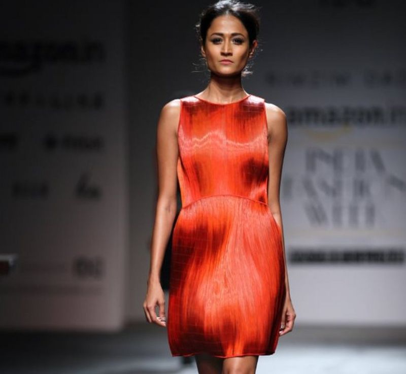 Artisans on the ramp at India Fashion Week - BBC News