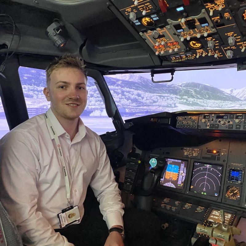 How this clip restored one man's dream of being a pilot - BBC News