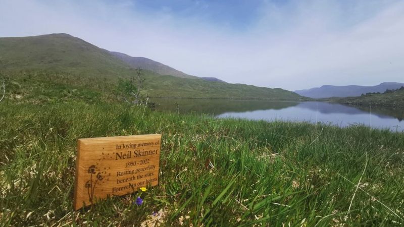 The strangers searching for missing hiker Neil Skinner - BBC News