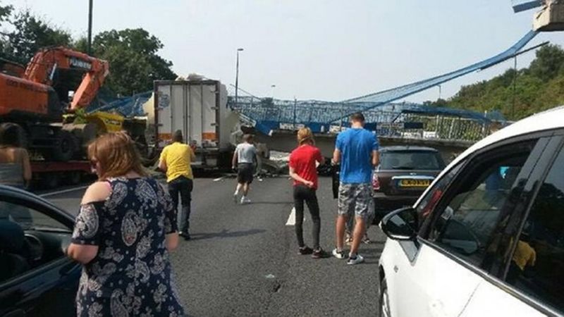M20 motorway shut after lorry crash causes bridge collapse - BBC News