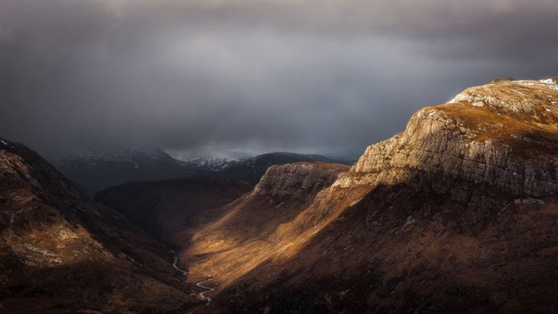 Beinn Eighe air crash victims remembered on 70th anniversary - BBC News