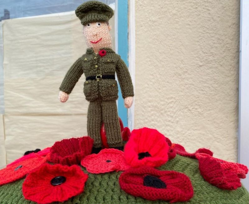 Remembrance: Soldiers knitted in Essex town's display - BBC News