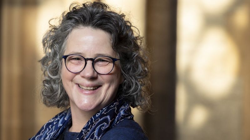 'I was told I was too glamorous to do a good Burns speech' - BBC News