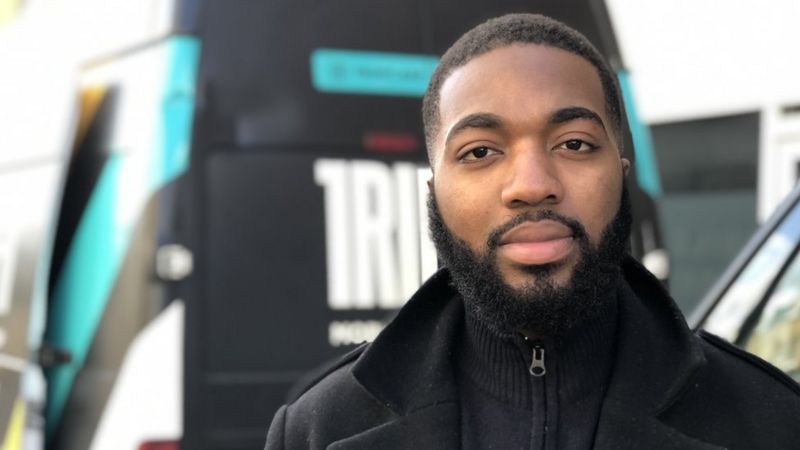 Mobile barbering: 'It's like Uber, but for haircuts' - BBC News