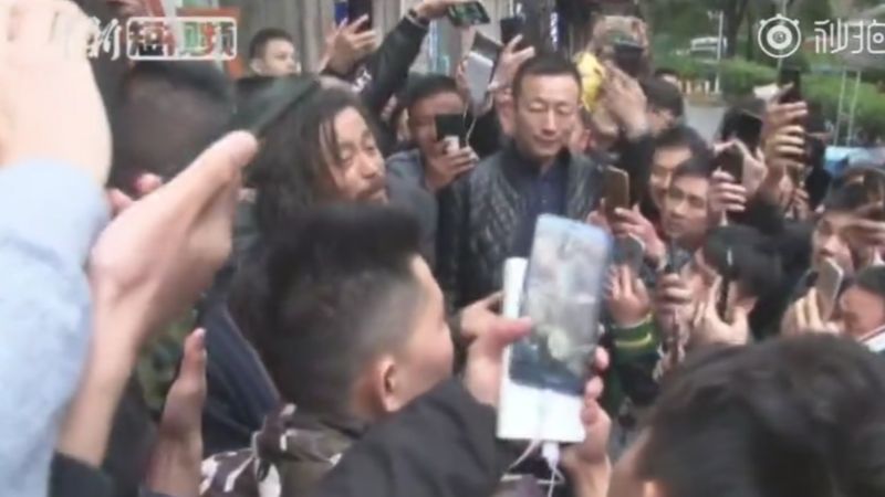Homeless intellectual becomes online celebrity in China - BBC News