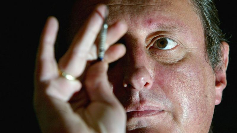 Eric Bristow: Funeral held for former darts world champion - BBC News