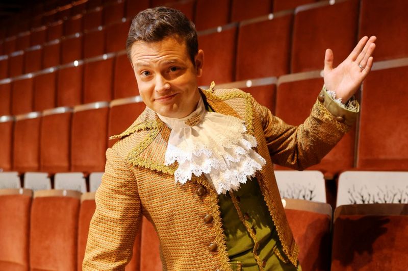 Pantomime returns to Aylesbury's Waterside Theatre - BBC News