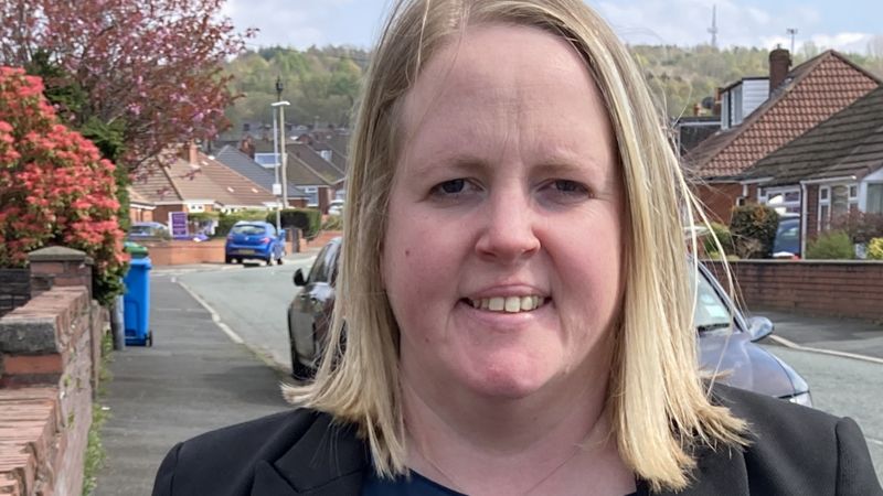 Ousted Oldham Council leader says town's politics remain toxic - BBC News