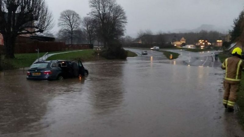 UK Weather: Floods in Gloucestershire leave drivers stranded - BBC News