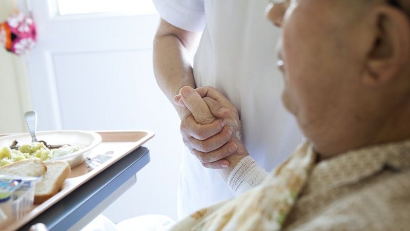 Poor end-of-life care experienced by 48,000 people - BBC News