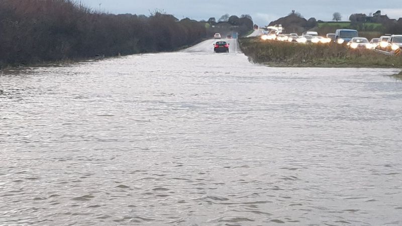 UK weather: Flooding warnings in place across England - BBC News