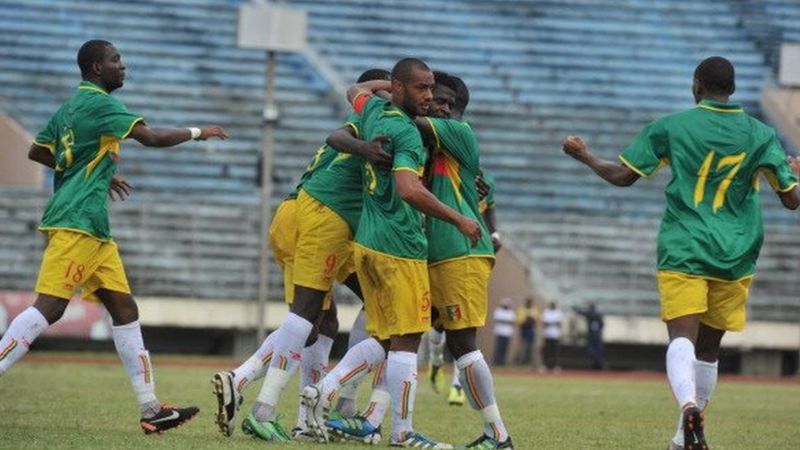 Mali : les fans du foot manifestent leur mécontentement - BBC News Afrique