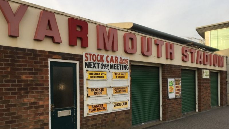 Great Yarmouth greyhound stadium celebrates 70 years - BBC News