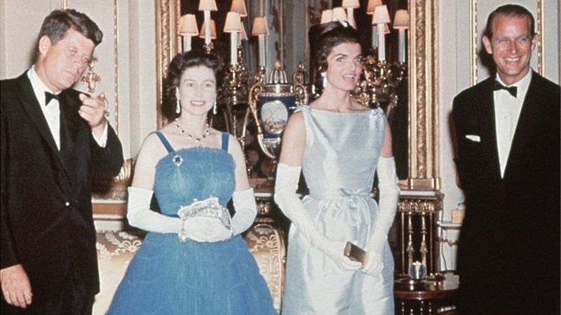 How the Queen's style changed down the decades - BBC News