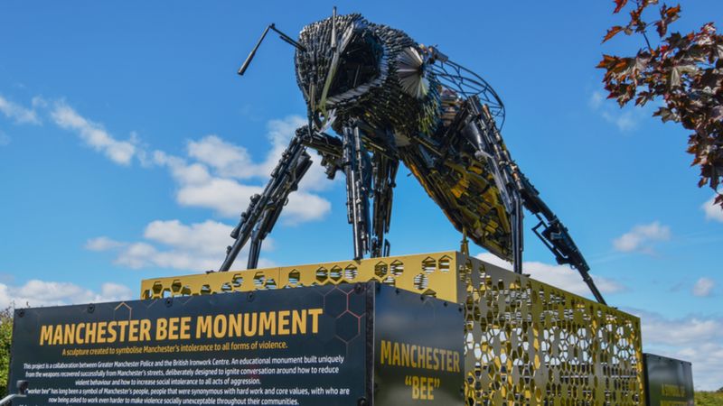 Anti-violence bee sculpture to visit Gloucester - BBC News