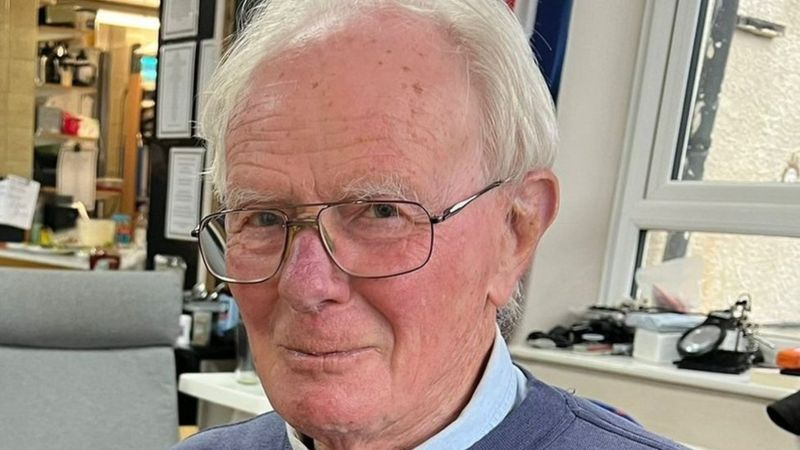 Glider pilot, 85, broke neck during 'unsuitable' landing - BBC News