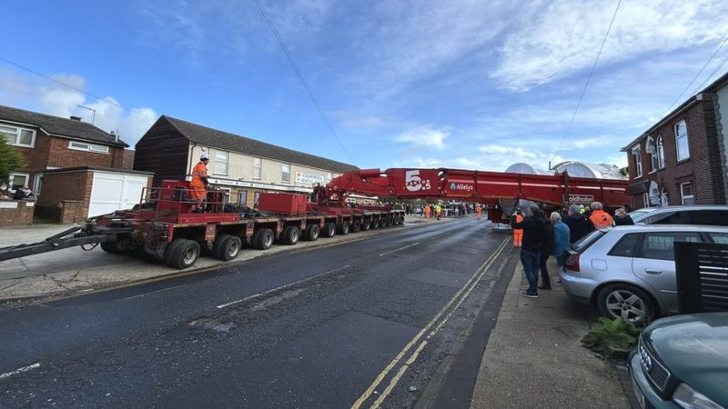 Ipswich sees second abnormal load pass through town - BBC News