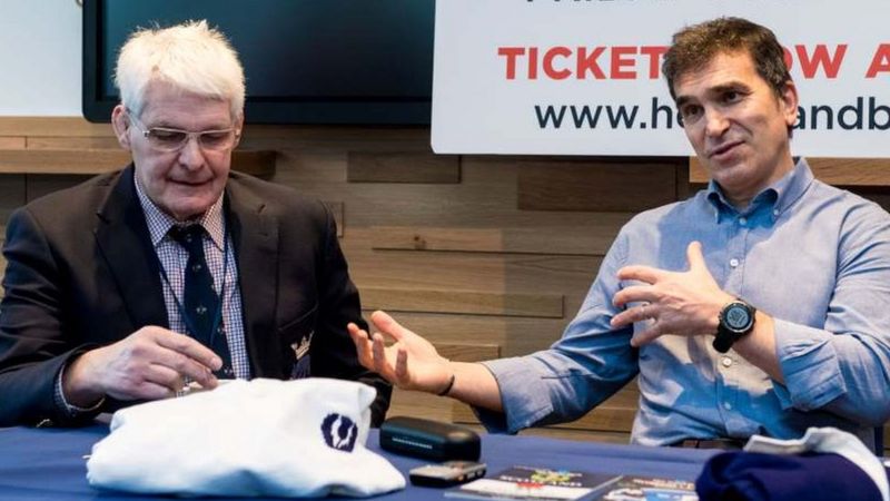 Scotland rugby legends taking supplies to Ukraine in 4x4s - BBC News