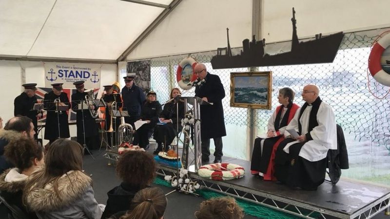 Lost Hull trawlermen remembered in memorial service - BBC News