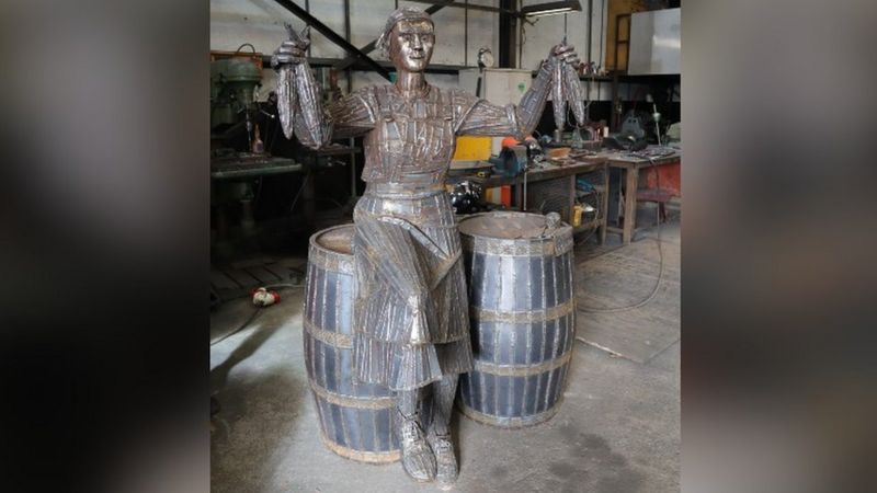 North Shields: Herring girl sculpture for Fish Quay - BBC News