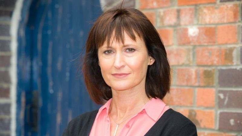 Sharon Roberts sy'n Ateb y Galw yr wythnos yma - BBC Cymru Fyw