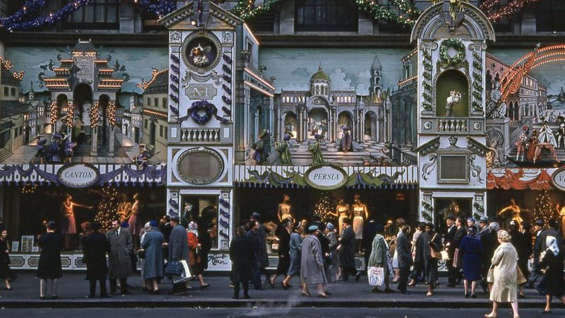 The art of the Christmas window display - BBC News