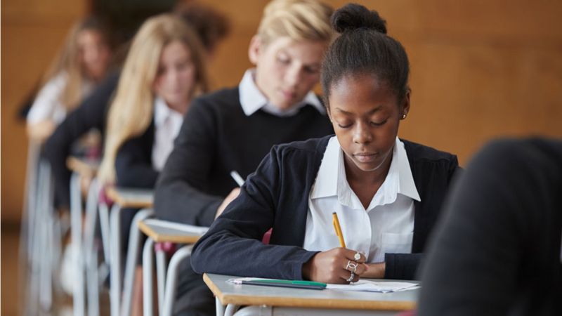 Reading: Are teenagers falling out of love with books? - BBC News