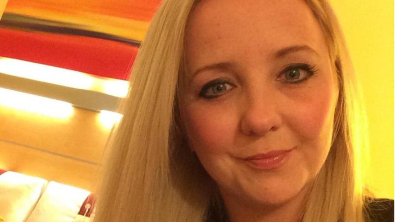 Police officer buys stranded family Christmas gifts - BBC News