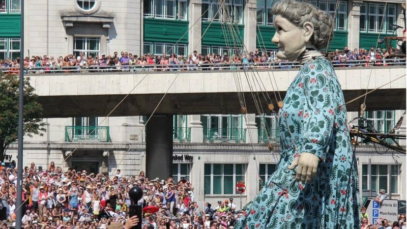 Liverpool Giants: Huge crowds bid farewell on last day - BBC News