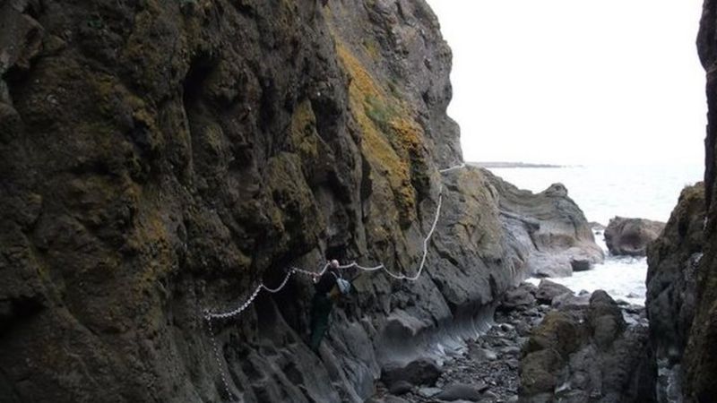 Woman and children rescued from Elie chain walk in Fife - BBC News