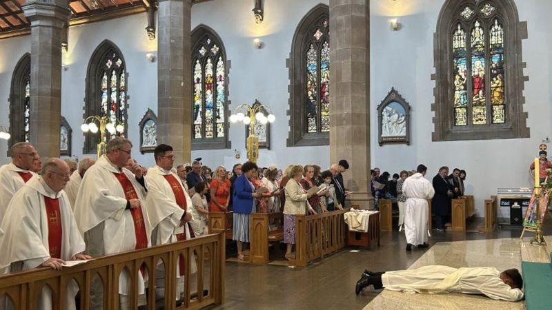 Shaun Doherty: Former broadcaster ordained as priest - BBC News