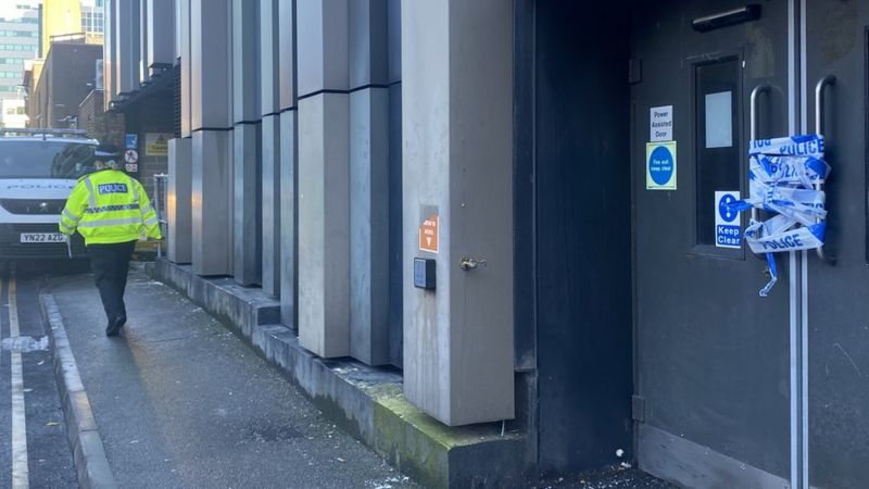 Sheffield: Police incident closes city centre road - BBC News