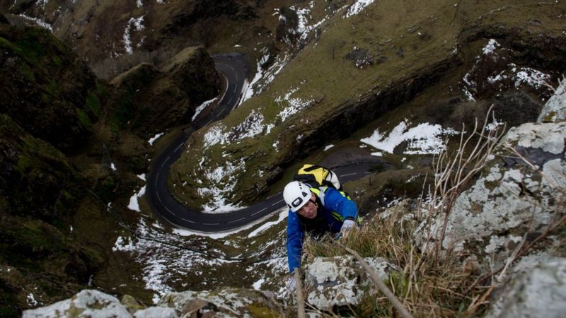 Cheddar Gorge abseiling team's 'extreme spring clean' - BBC News
