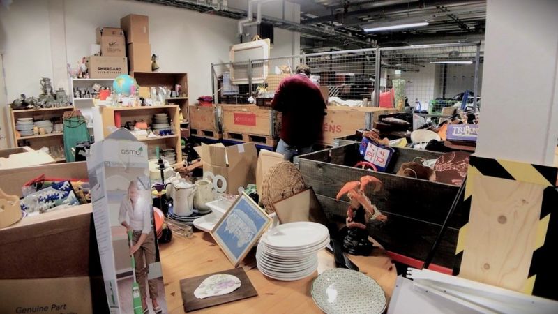 ‘Welcome to my high-fashion, trash shopping mall’ - BBC News