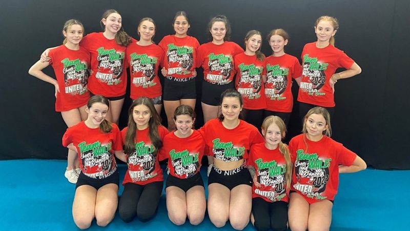 Nottingham cheerleaders win major prize at US contest - BBC News