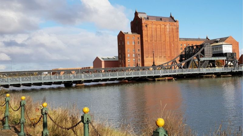 Grimsby's Corporation Road Bridge lifted for restoration work - BBC News