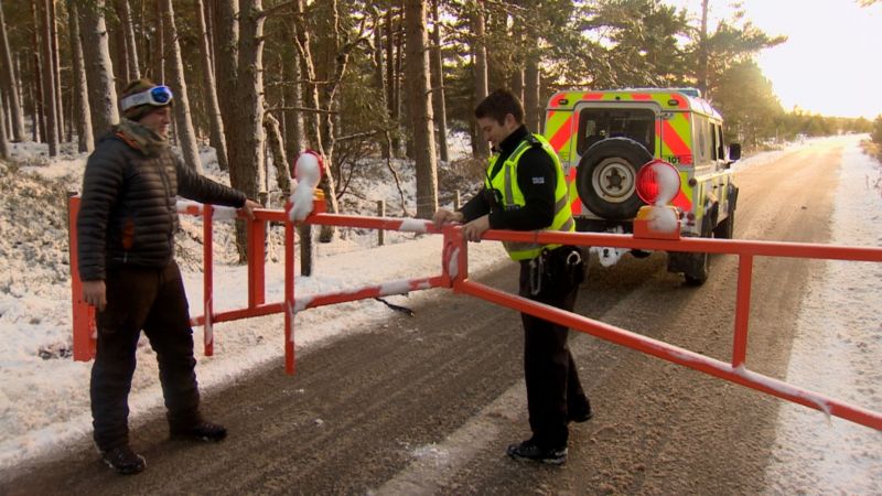 Snow, ice and high winds disrupts travel in Scotland - BBC News