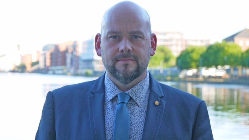 Prif weithredwr Plaid Cymru, Carl Harris yn gadael ei swydd - BBC Cymru Fyw