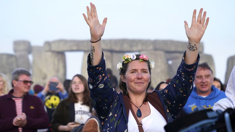 Summer solstice celebrated in sunrise ceremony - BBC News