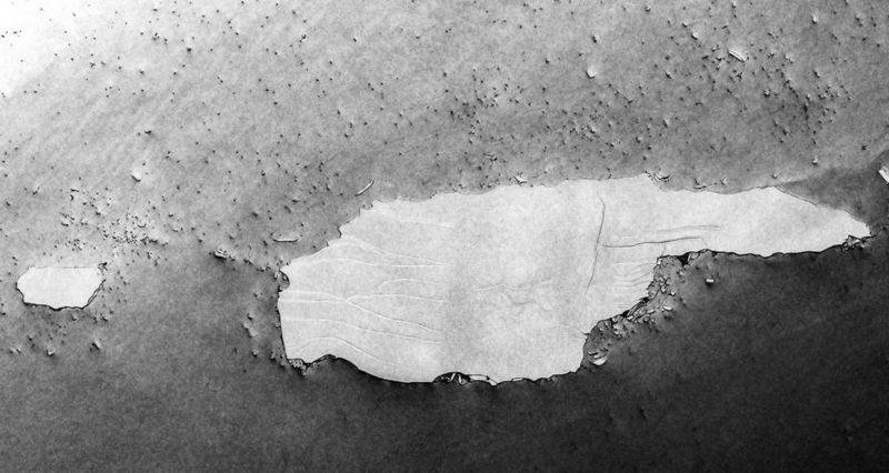 Giant iceberg A68a shatters into large fragments - BBC News