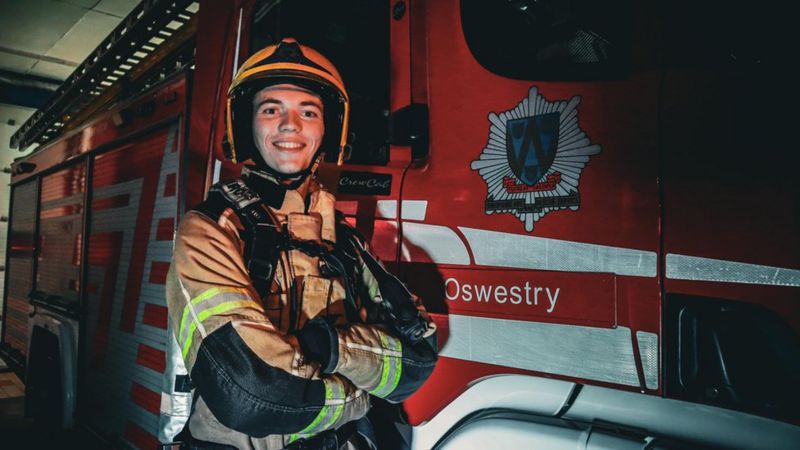 Shropshire running firefighter completes race in full gear - BBC News