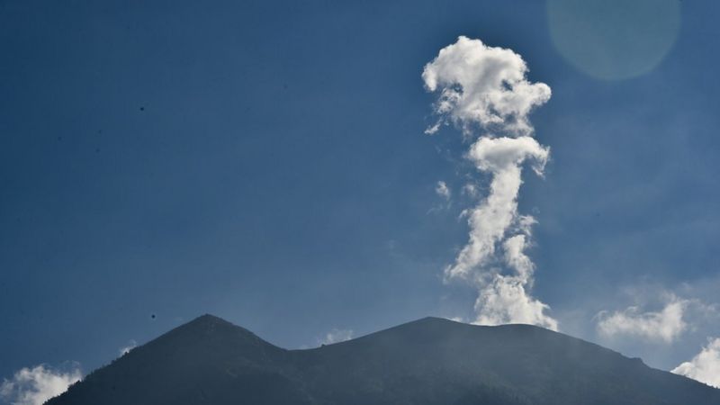 Mount Agung: Bali volcano eruption photos explained - BBC News