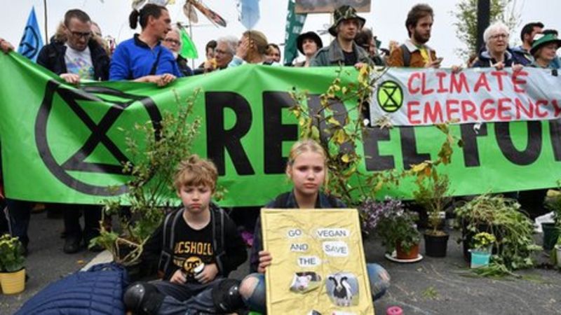 Extinction Rebellion: Climate change protesters at Natural History ...
