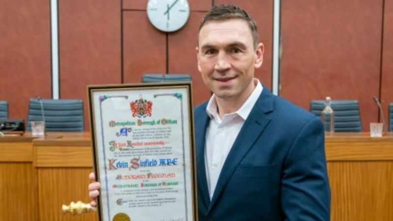 Rugby star Kevin Sinfield made Freeman of Oldham - BBC News